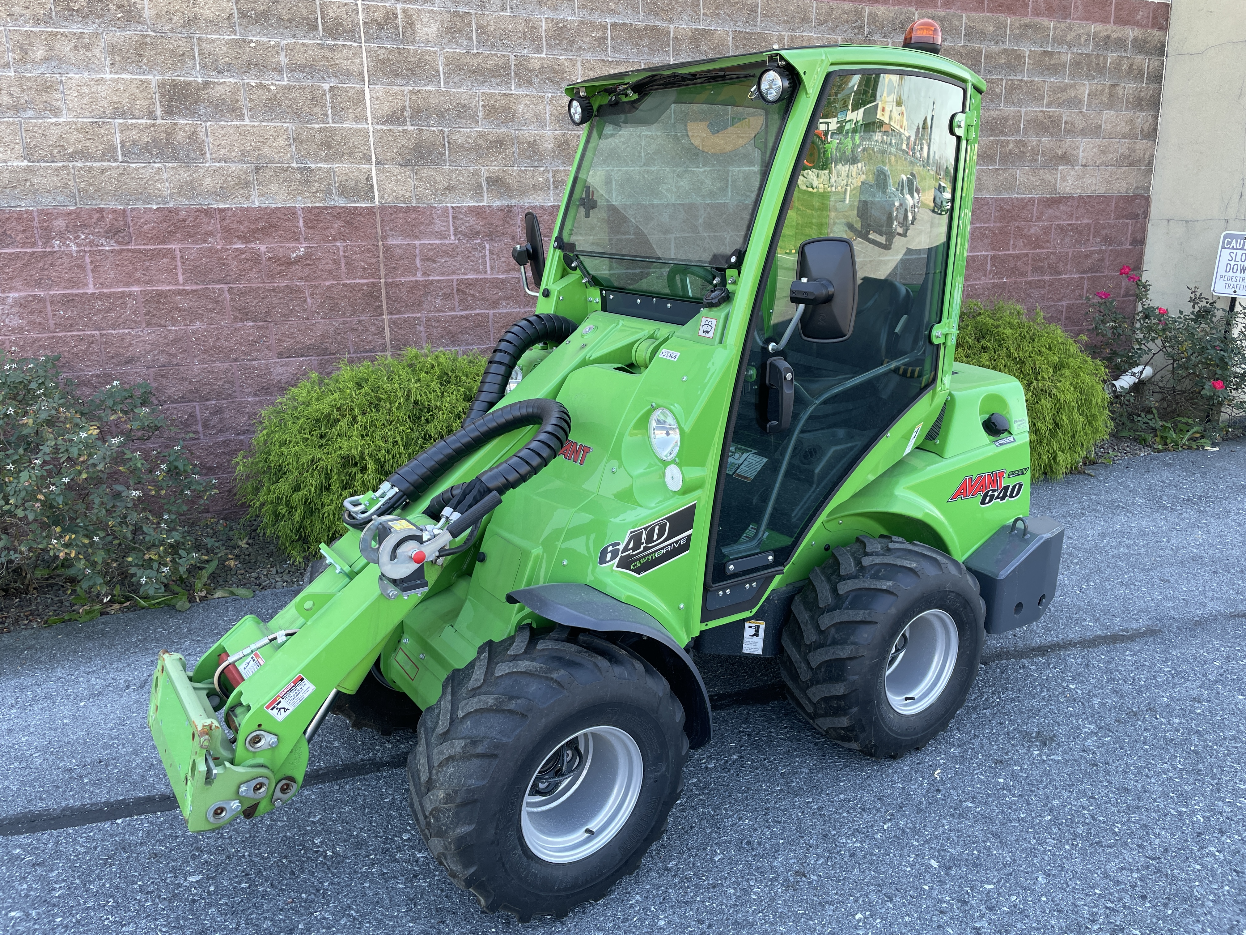 Commercial Loaders from Avant Ebling's